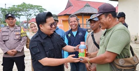 Penguatan Sektor Perkebunan Wabup Serahkan Bantuan Pupuk Dan Herbisida
