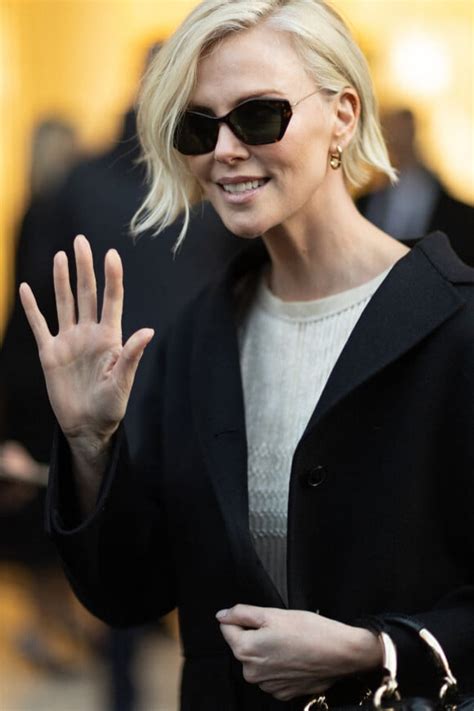 Photo Charlize Theron Sort De La Boutique Dior En Marge De La Fashion Week Prêt à Porter