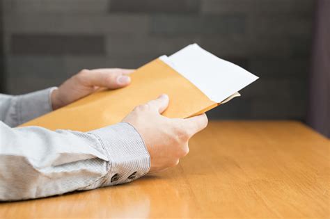 앉아 직원 이력서 포트폴리오 및 면접 인터뷰 룸에서의 회의 제출 및 고용 회사 개념에 대 한 고용 개념에 대한 스톡 사진 및 기타 이미지 Istock