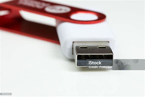白色背景的白色 Usb 快閃磁碟機連接器的特寫視圖 照片檔及更多 Usb 手指 照片 Usb 手指 Usb接口 一個物體 Istock