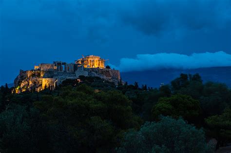 그리스 해질녘 아테네의 아레오바고스 언덕에서 본 조명이 켜진 아크로폴리스와 파르테논 신전 0명에 대한 스톡 사진 및 기타 이미지 0명 건축 건축물 Istock