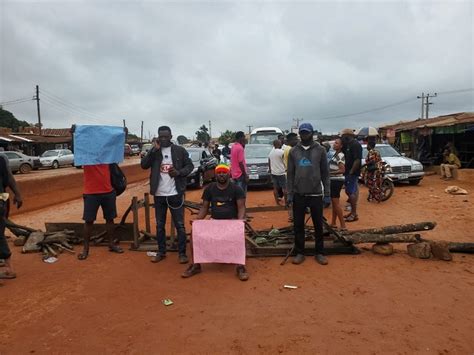 Ekenwan Road Residents Protest Parlous State Of Road