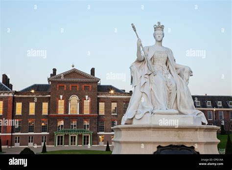 England London Kensington Queen Victoria Statue And Kensington Palace Stock Photo Alamy