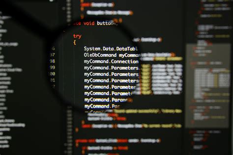 진짜 C 코드 화면을 개발입니다 프로그래밍 워크플로 추상 알고리즘 개념입니다 확대경 렌즈 아래 표시는 C 코드의 라인 데이터에 대한 스톡 사진 및 기타 이미지 Istock