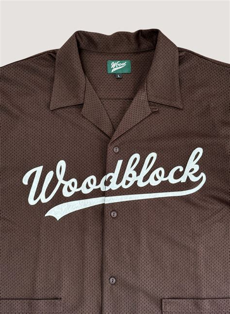 Woodblock Script Felt Patched Ss Open Collar 2pocket Mesh Shirt Brown