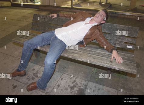 Passed Out Teen Fotos Und Bildmaterial In Hoher Auflösung Alamy