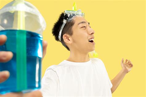 노란색 배경에 한국어 젊은 남자의 절반 길이의 초상화 네온에 대한 스톡 사진 및 기타 이미지 네온 형광색의 감정 Istock