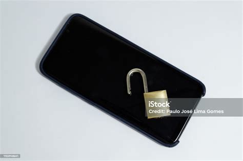 휴대 전화에 개념 사진 보안 흰색 배경에 휴대 전화에 열린 자물쇠 0명에 대한 스톡 사진 및 기타 이미지 0명 관통