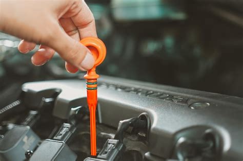 Vérifier Le Niveau D huile Dans Le Moteur De La Voiture Photo Premium