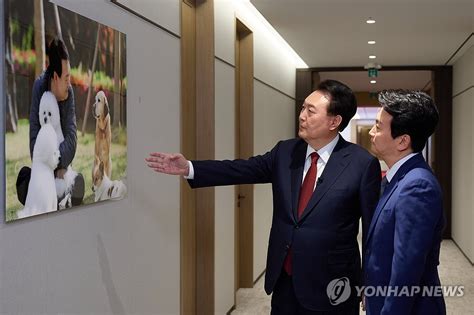 대통령실 로비 사진 소개하는 윤석열 대통령 연합뉴스