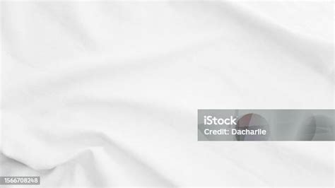 오가닉 패브릭 코튼 배경 화이트 린넨 캔버스 구겨진 천연 면 직물 내츄럴 핸드메이드 린넨 탑 뷰 배경 유기농 에코 텍스타일 화이트 패브릭 린넨 텍스처 곡선에 대한 스톡 사진
