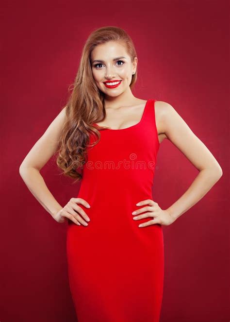Mujer Hermosa Que Lleva El Vestido Rojo En El Fondo Rojo Retrato De La