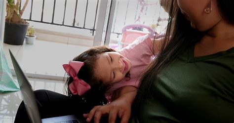 어머니 육아와 동시에 일하는 엄마 집에서 일과 가정 생활 사이의 멀티 태스킹 25 29세에 대한 스톡 사진 및 기타 이미지 25 29세 가족 격리 Istock