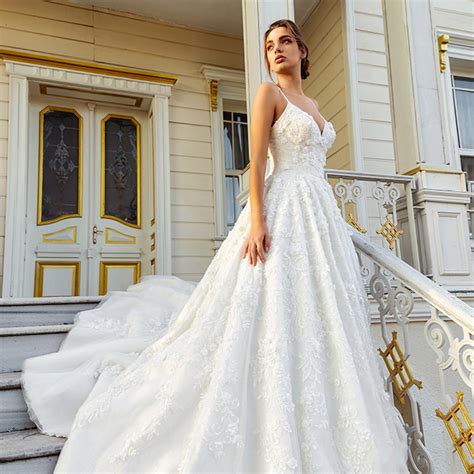 Ebru Şahin Gelinlik Modelleri ve Benzer Tasarımlar
