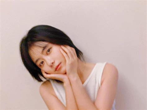 谭松韵单手比耶俏皮可爱 吹起呆毛自然灵动 搜狐大视野 搜狐新闻