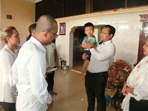 ក្មេង ប្រុស ដែល ឪពុក ម្តាយ ស្លាប់ ដោយសារ គ្រោះថ្នាក់ ចរាចរ