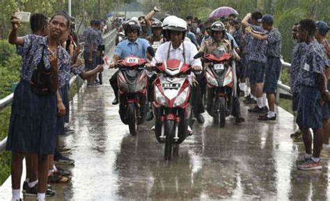Momen Romantis Jokowi Iriana Boncengan Motor Sambil Hujan Hujanan Tagar