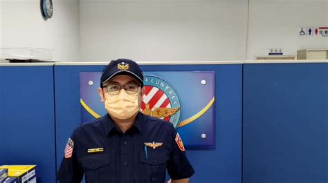 影／國1南下台中段大貨車冒煙 停路肩後全面燃燒成骨架 時事 聯合影音