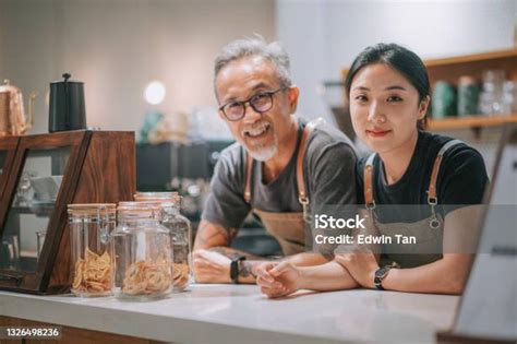 아시아 중국 노인 남성 카페 주인과 그녀의 딸은 커피 숍 카운터에서 미소 카메라를보고 식당 서버에 대한 스톡 사진 및 기타