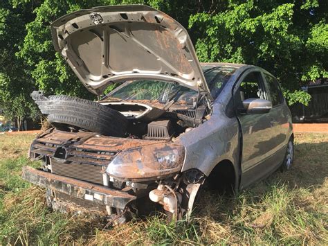 Motorista Perde O Controle Da Direção E Capota Carro Em Terreno Em
