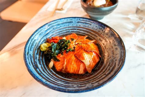 테이블 위에 음식이 가득 찬 파란색 그릇 사진 Unsplash의 무료 음식 이미지