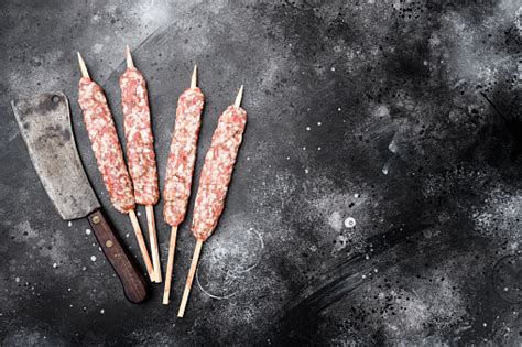 조리되지 않은 생 쇠고기와 양고기 고기 케밥 소시지 검은 어두운 돌 테이블 배경 상단 보기 플랫 레이 텍스트 복사 공간 0명에