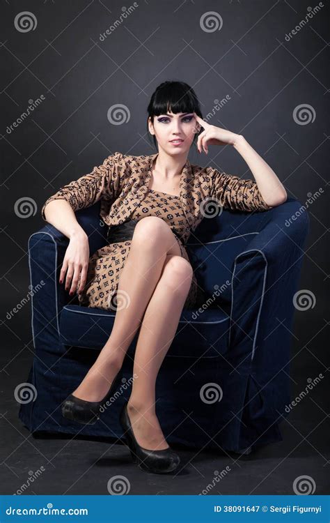 Jeune Femme Sasseyant Dans Un Fauteuil De Marine Image Stock Image