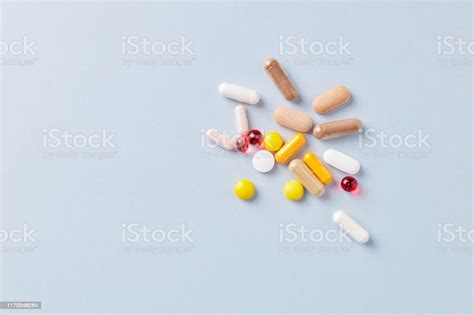 밝은 종이 배경에 멀티 컬러 비타민과 보충제 건강 한 규정식 보충 교재에 대 한 개념 바로 위 공간을 복사합니다 0명에 대한