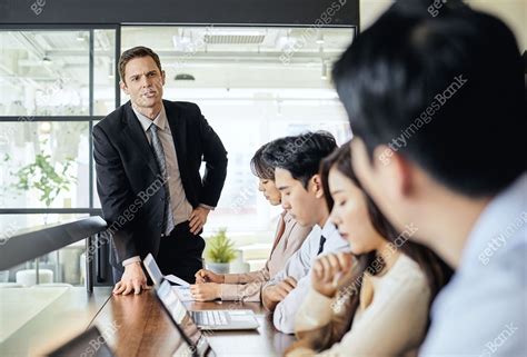 비즈니스 주제 비즈니스맨 사업가 화이트칼라 Ceo 책임자 글로벌금융 글로벌비즈니스 글로벌 미팅 집중