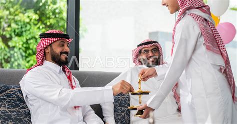 التهنئه بقدوم العيد تقديم حلوى وكعك العيد حسن استقبال واكرام الضيوف