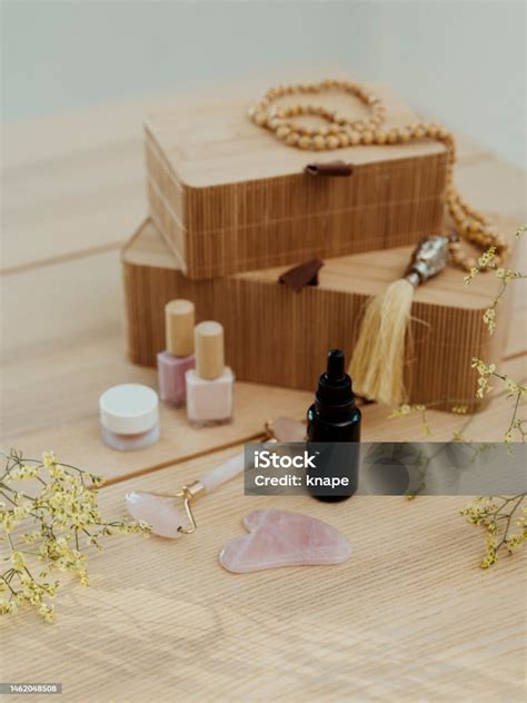 Gua Sha 얼굴 돌과 얼굴 기름 정물 현대 정물 0명에 대한 스톡 사진 및 기타 이미지 0명 가정 생활 개체 그룹