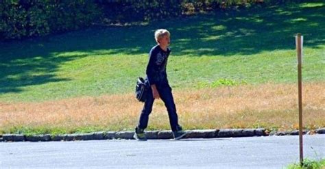 8 Jähriger Junge Verschwindet Jede Nacht Dann Folgt Ihm Der Vater Heimlich Und Bemerkt Den