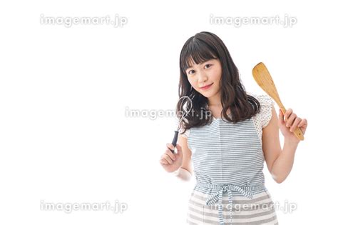 ごはんを作る若い女性の写真素材 [116056010] イメージマート