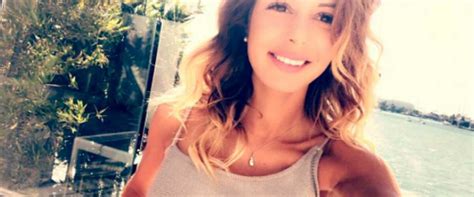 Dans les Anges 9 le décolleté de Sarah Lopez prend l air de la mer et