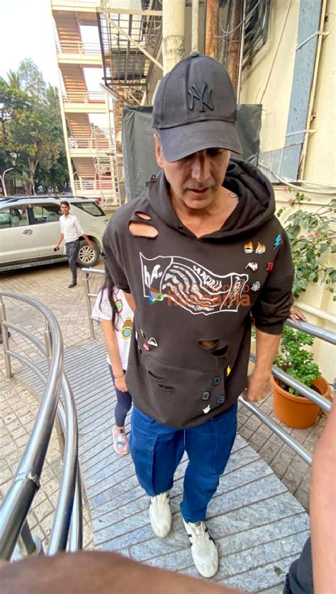 Photos Akshay Kumar And Nitara Kumar Snapped At Juhu Pvr 4 Akshay Kumar Images Bollywood