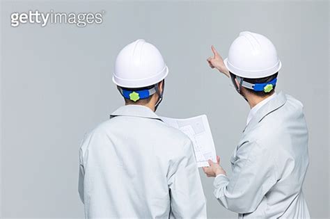 한국인 건설현장 인조공간 건설업 산업 팀워크 협력 협력 컨셉 팀워크 협력 건축 설계도 설계도