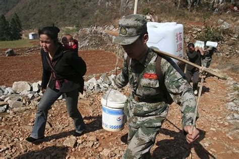 成都军区某红军师官兵援黔抗旱保民生