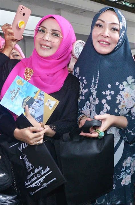 Now Becoming A Quran Teacher Portraits Of Angelina Sondakh Who Is