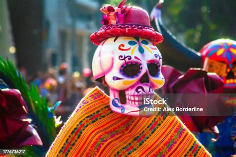 멕시코 시티의 죽은 자의 날 퍼레이드에서 거대한 Calavera Catrina 머리를 가진 사람 만성절에 대한 스톡 사진 및