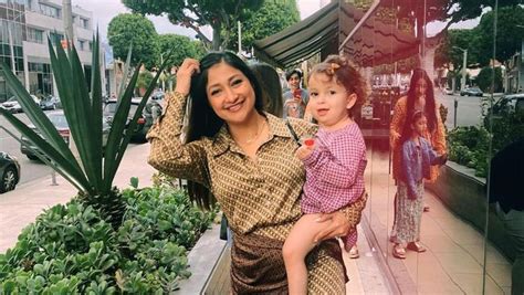 7 Potret Rahma Azhari Dengan Putri Bungsunya Yang Berwajah Bule Banget