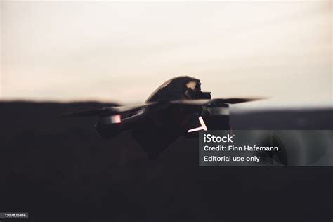 공중에서 현대 무인 항공기 비행 공중 Uav Fpv 드론 뒤에서 0명에 대한 스톡 사진 및 기타 이미지 0명 Led 조명