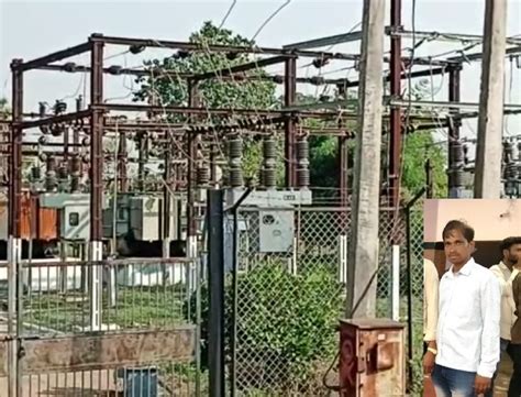 Power line turned on got burnt and stuck on transformer electrician died टरसफर म सधर