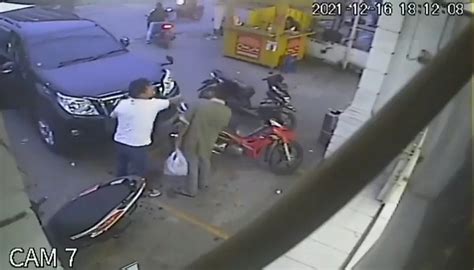 Lingkaran Viral Video Penganiayaan Pengemudi Mobil Pukul Pengendara Motor