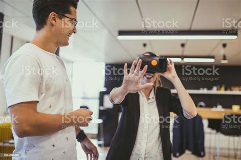 사랑 스 럽 고 쾌활 한 동료는 가상 현실 시뮬레이터와 재생 20 29세에 대한 스톡 사진 및 기타 이미지 20 29세 2