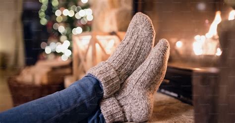 크리스마스 벽난로 옆에서 모직 양말을 신은 알아볼 수 없는 여자의 발 겨울과 크리스마스 휴가 개념입니다 사진 Unsplash의 크리스마스 양말 이미지