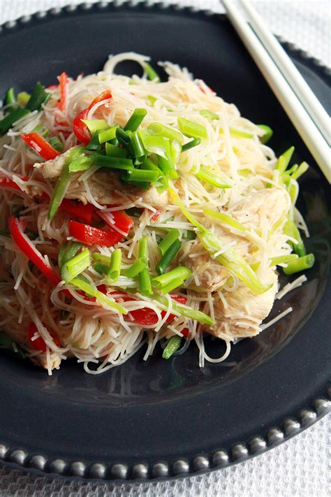 ASIAN by ASIA Makaron ryżowy vermicelli z kurczakiem groszkiem cukrowym i papryką