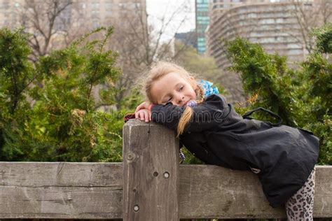 Прелестная маленькая девочка имеет потеху в Central Park на Стоковое