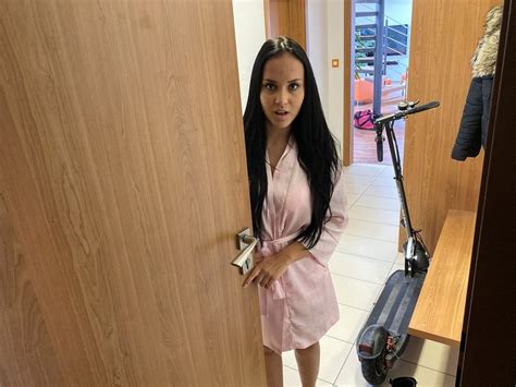 부채4k 갈색 머리의 옷을 찢고 관통하는 화난 남자 Xhamster