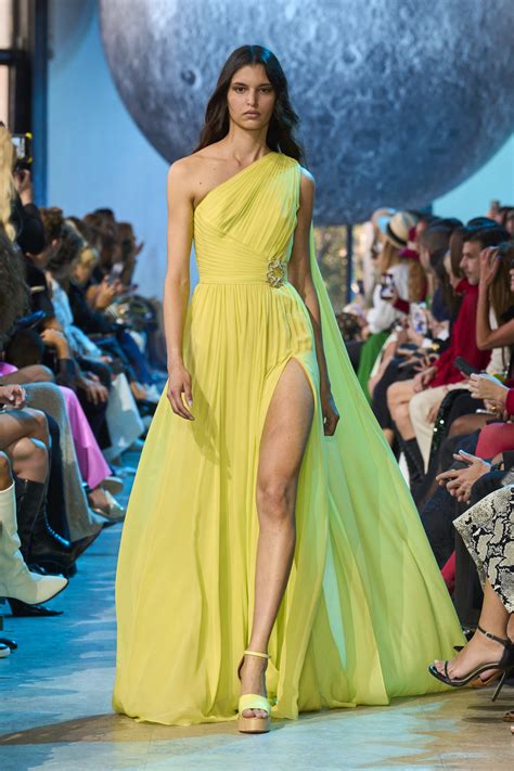 موديلات فستان أصفر من عروض ربيع وصيف 2024 مجلة هي