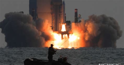 軍 고체추진 우주발사체 활용한 민간 위성 발사 성공 [뉴시스pic]